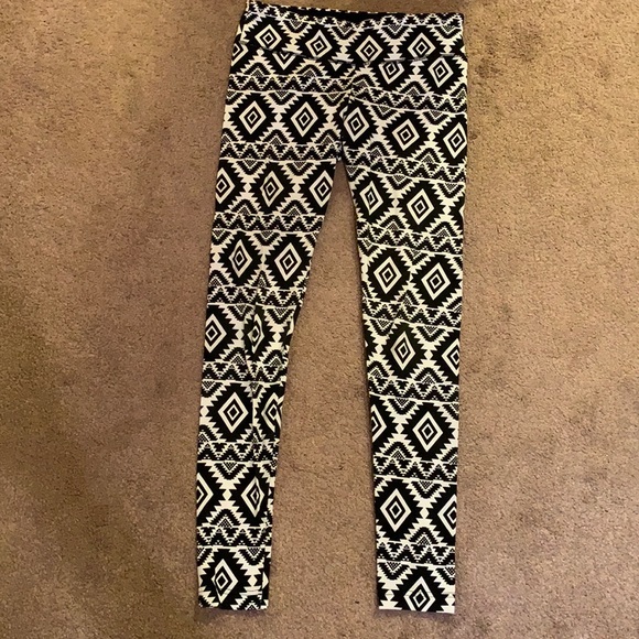 No Boundaries | Pants & Jumpsuits | Euc Black And White Geometric ...